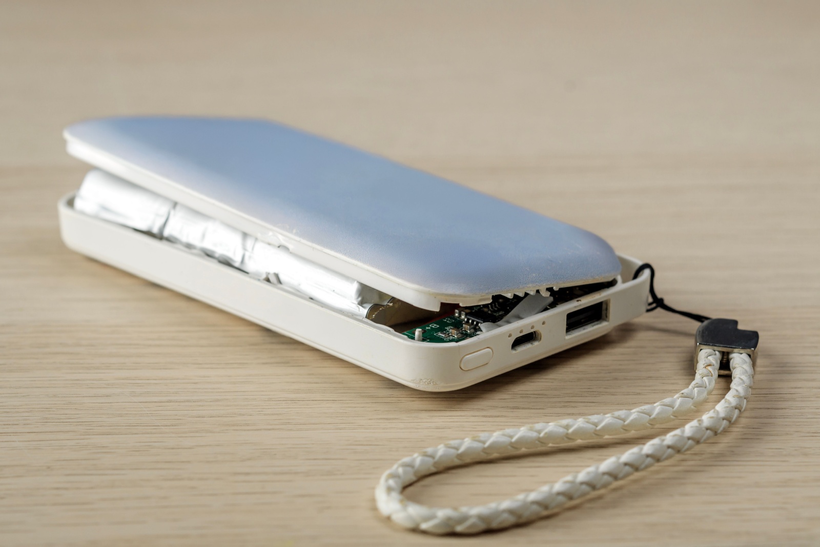 Recalled INIU Portable Battery Sparks Lawsuits: Overheating Power Banks ...
